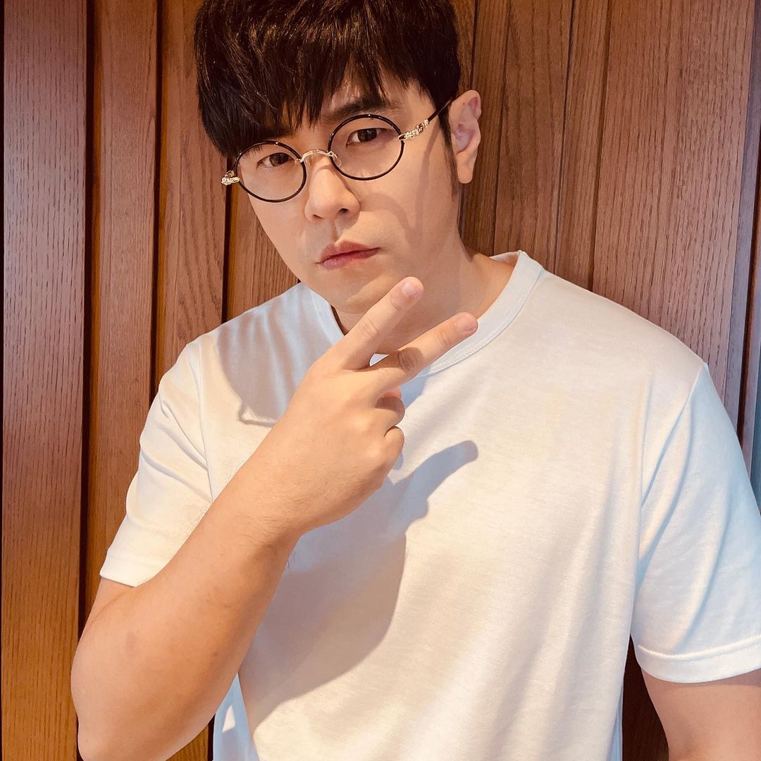 Taiwanese Singer Jay Chou Encourages Netizens As The Pandemic Worsens ...