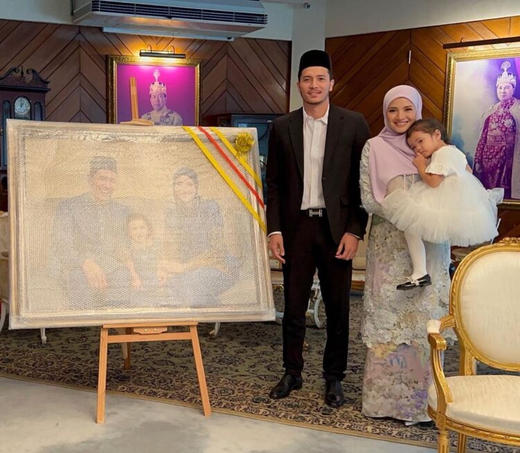 Fazura & Family Receive Special Portrait From The Selangor Royal Family ...