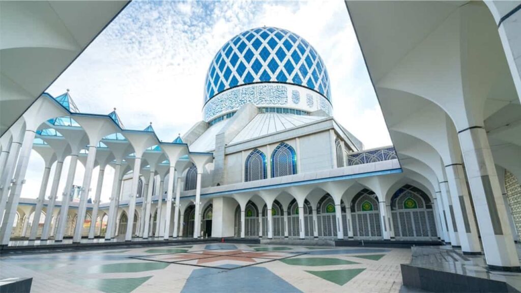 10 Biggest & Most Beautiful Mosques In Malaysia - Hype Malaysia